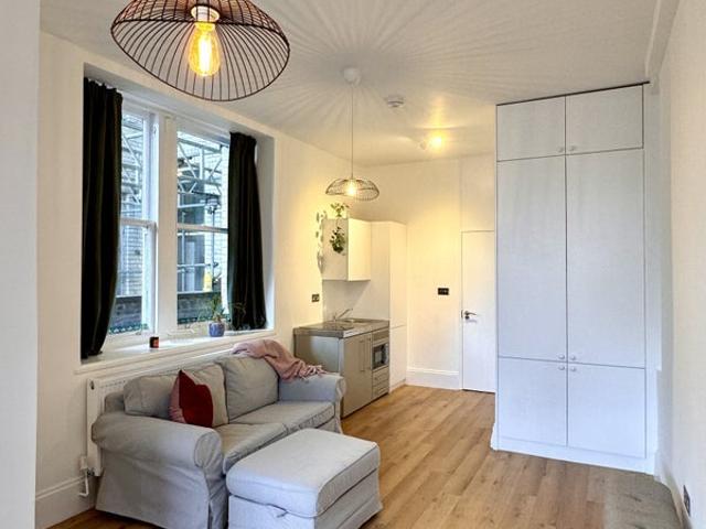 Apartment at Cricklade Avenue, Greater London