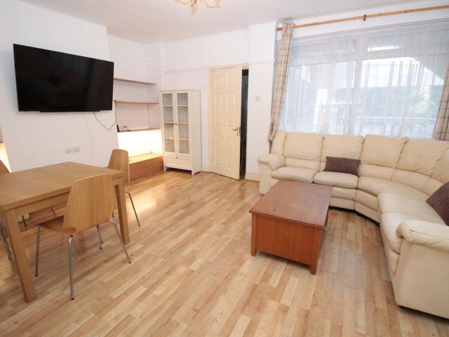 Apartment at Cricklewood Lane, Greater London