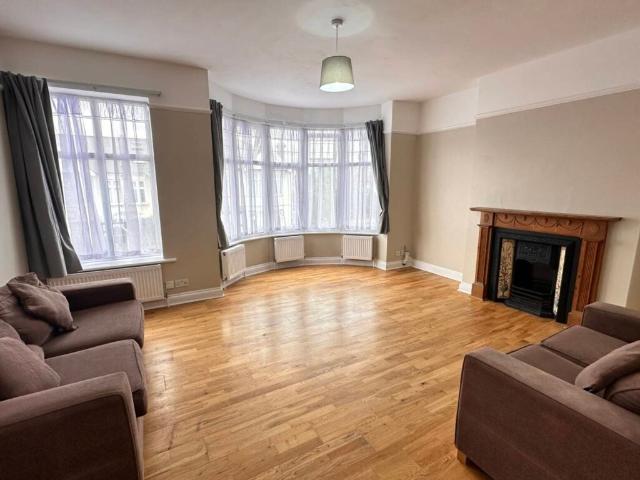 Apartment at Cricklewood Lane, Greater London
