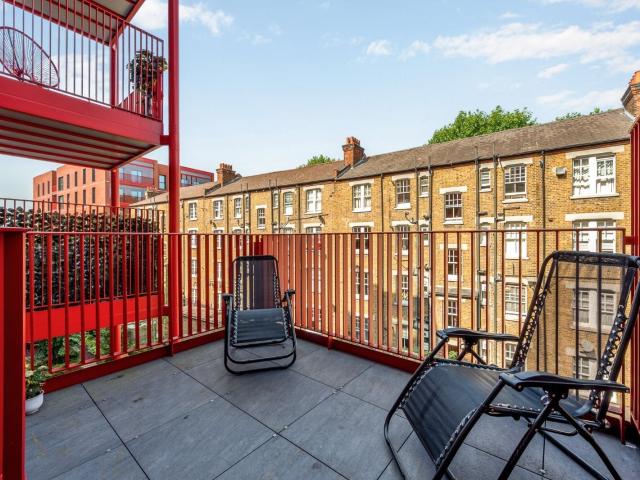 Apartment at Cromwell Avenue, Greater London