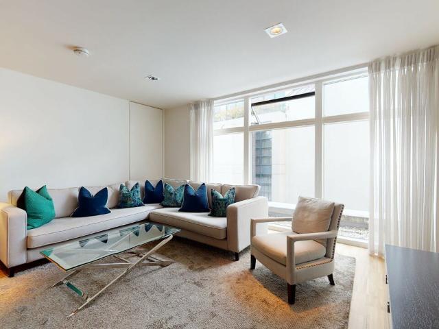 Apartment at Cromwell Gardens, Greater London