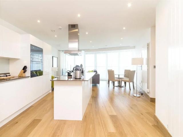 Apartment at Crossharbour Plaza, Greater London