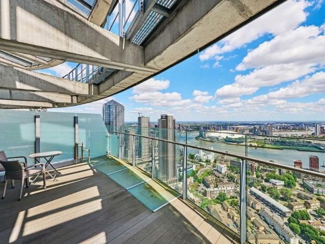 Apartment at Crossharbour Plaza, Greater London