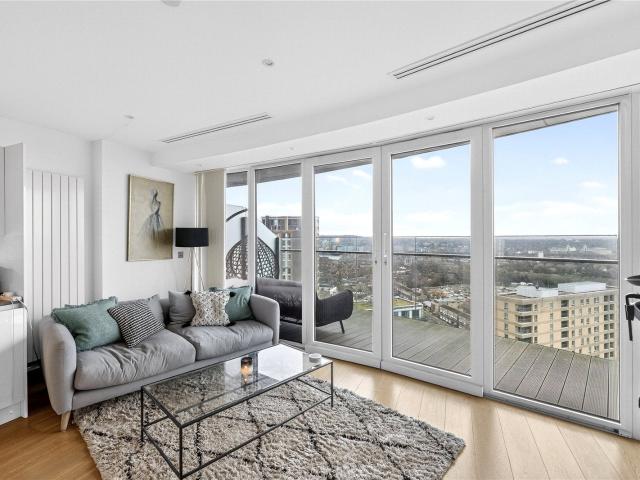 Apartment at Crossharbour Plaza, Greater London