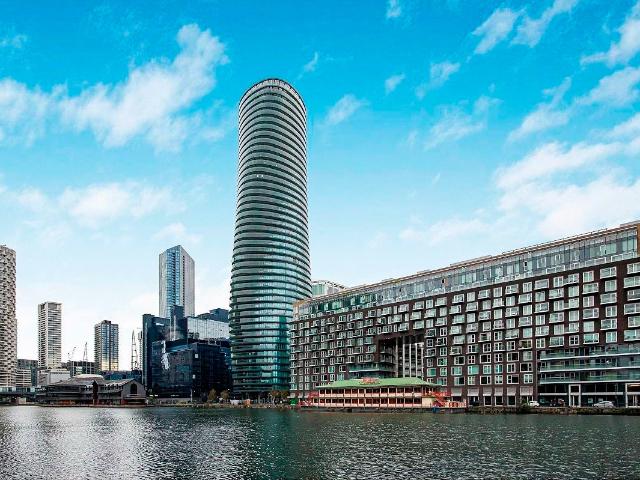 Apartment at Crossharbour Plaza, Greater London