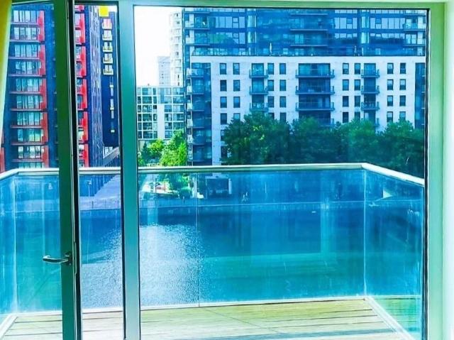Apartment at Crossharbour Plaza, Greater London