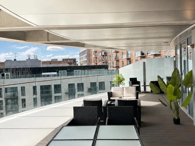 Apartment at Crossharbour Plaza, Greater London