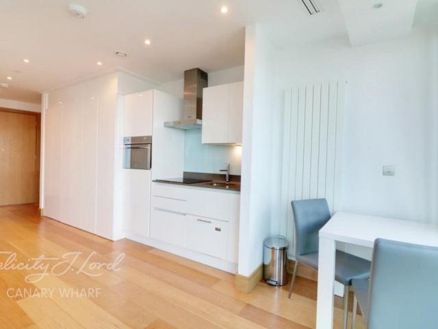 Apartment at Crossharbour Plaza, Greater London