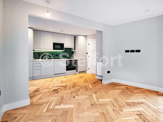 Apartment at Crownage Close, Greater London