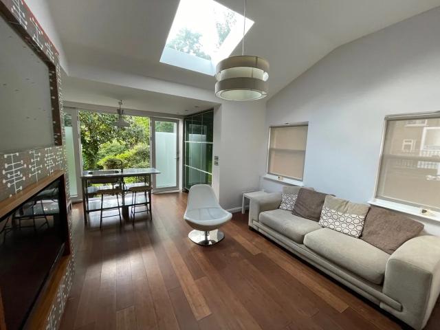 Apartment at Cumberland Park, Greater London
