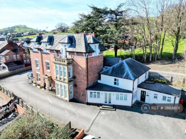 Apartment at A495, Llansantffraid ym Mechain