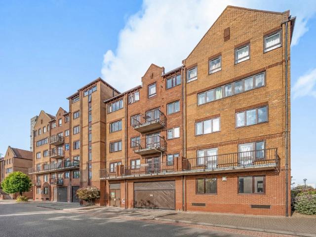 Apartment at Amsterdam Road, Greater London