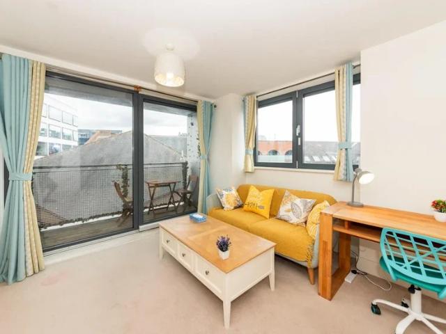 Apartment at Abbey Square, Reading