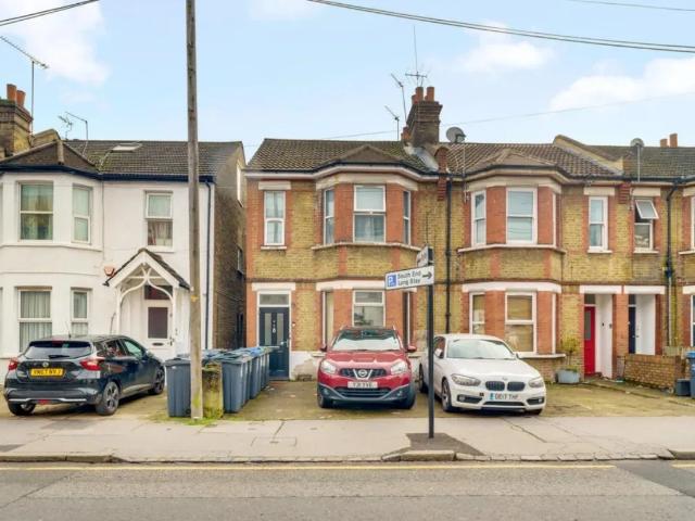 Apartment at Aberdeen Road, Greater London