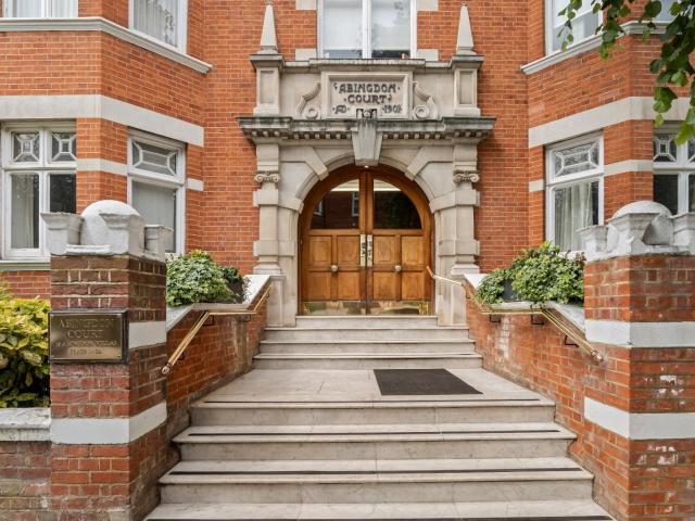 Apartment at Abingdon Villas, Greater London