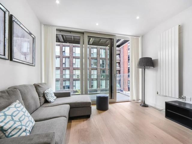 Apartment at Admiralty Avenue, Greater London