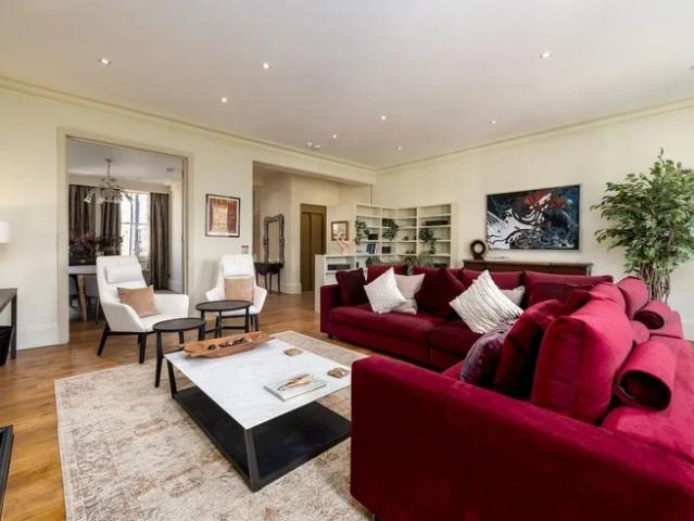 Apartment at Airlie Gardens, Greater London
