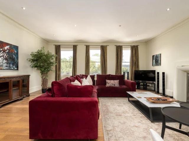 Apartment at Airlie Gardens, Greater London