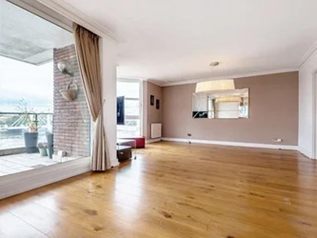 Apartment at Albert Bridge Road, Greater London