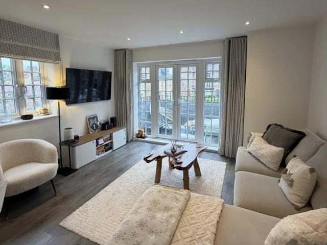Apartment at Albright Gardens, Elmbridge