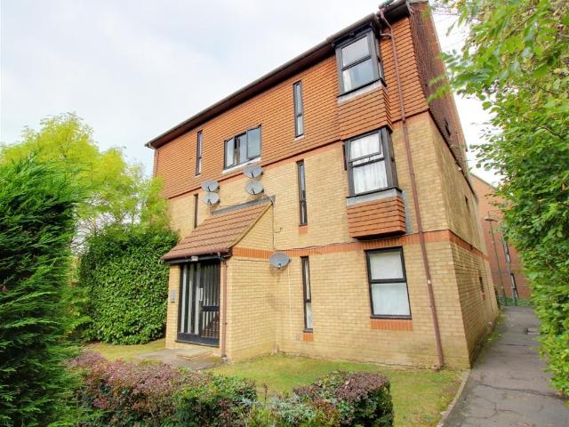 apartment at Alexander Close, New Barnet, EN4, Herts, EN4 9PW