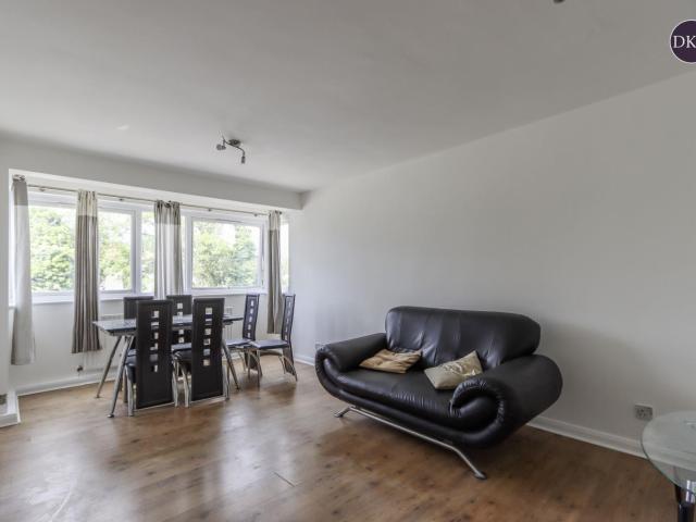 Apartment at Alexandra Grove, Greater London