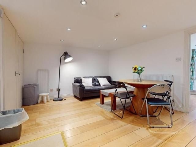 Apartment at Alie Street, Greater London