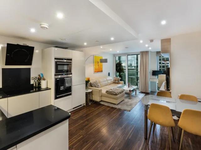 Apartment at Alie Street, Greater London