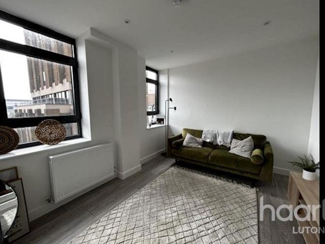 Apartment at Alma Street, Luton