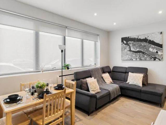 Apartment at Arcadia Avenue, Greater London