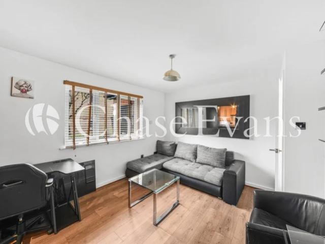 Apartment at Arden Crescent, Greater London