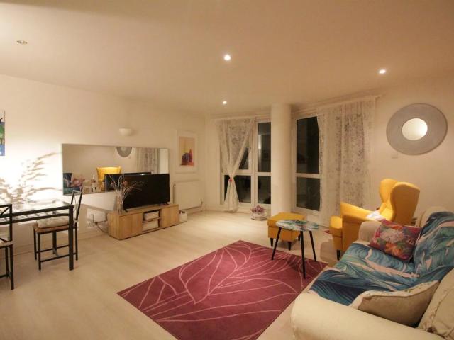 Apartment at Arnhem Place, Greater London