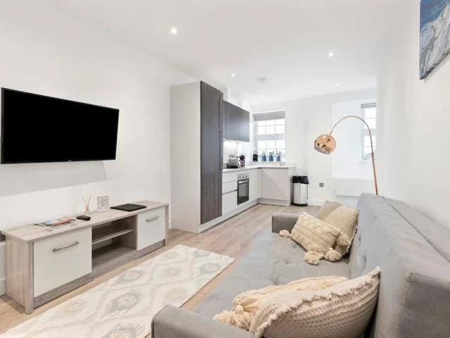 Apartment at Ashbourne Avenue, Greater London
