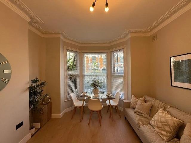 Apartment at Ashmere Grove, Greater London