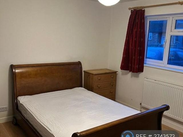 Room at Ashwood Avenue, Greater London