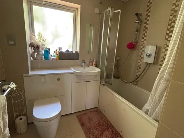 Apartment at Ashwood Avenue, Greater London