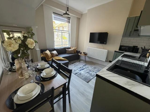 Apartment at Askew Crescent, Greater London