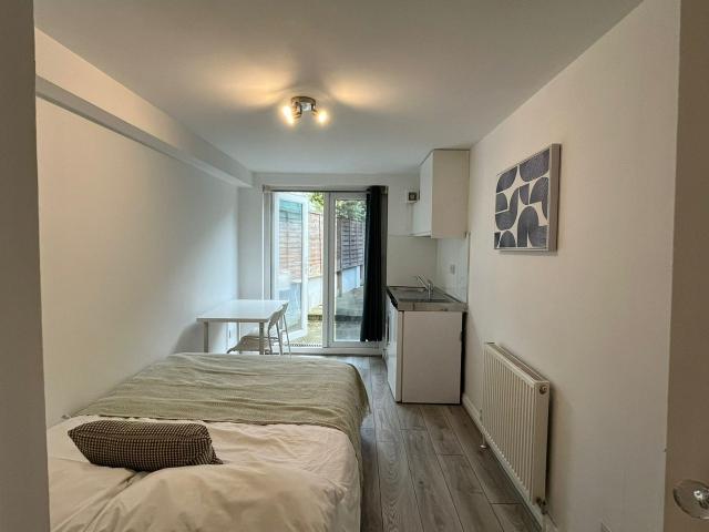 Apartment at Askew Crescent, Greater London