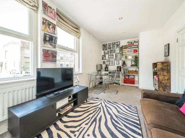 Apartment at Askew Crescent, Greater London