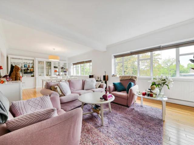 Apartment at Avenue Close, Greater London