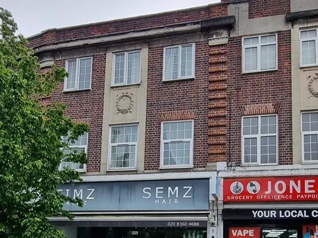 Apartment at Avenue Parade, Greater London