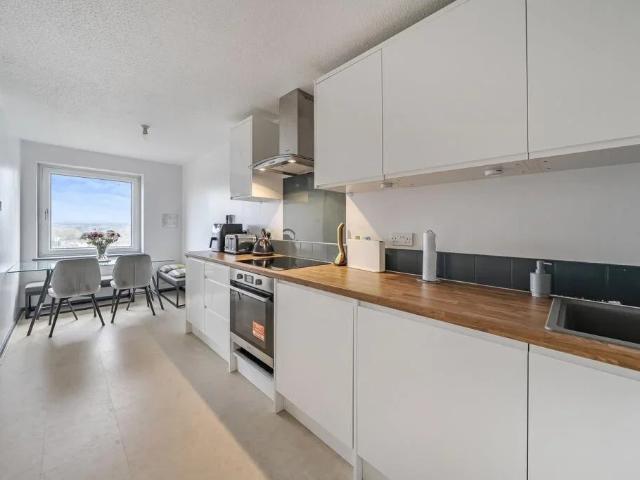 Apartment at Avenue Road, Greater London