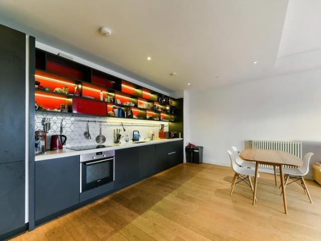 Apartment at Botanic Square, Greater London