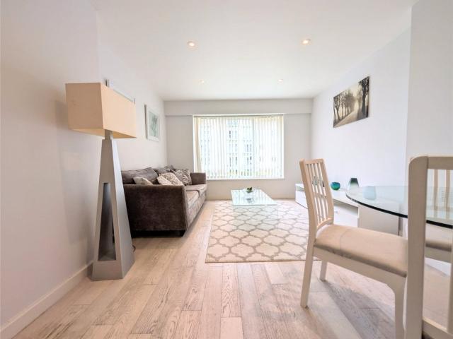 Apartment at Boulevard Drive, Greater London