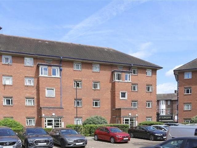 Apartment at Bourneside Crescent, Greater London