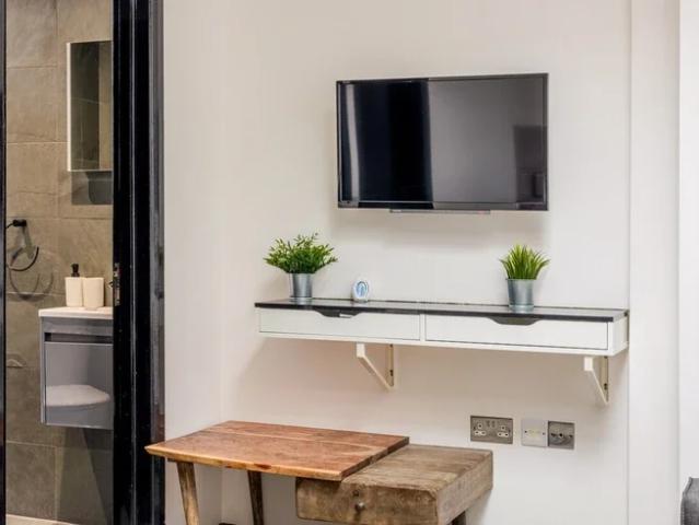Apartment at Bouverie Place, City of Westminster