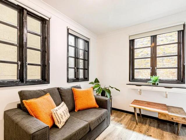 Apartment at Bouverie Place, City of Westminster