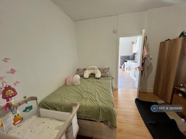 Apartment at Bowes Road, Greater London