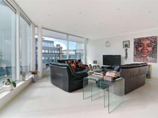 Apartment at Boardwalk Place, Greater London