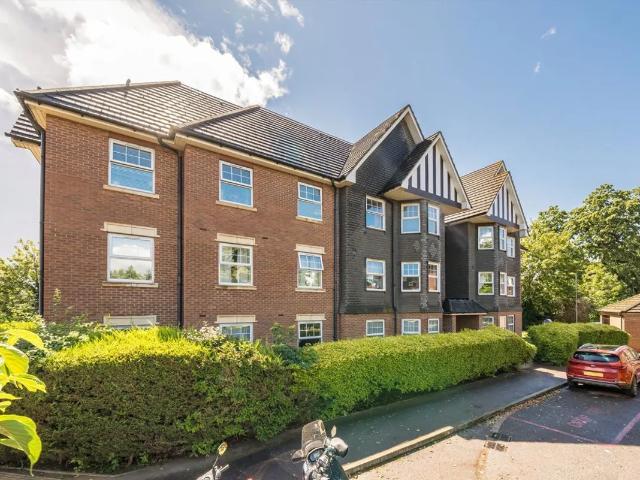 Apartment at Boddington Gardens, Greater London